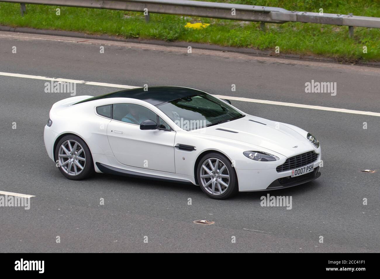 2013 aston martin vantage v8 blanche Banque de photographies et d ...