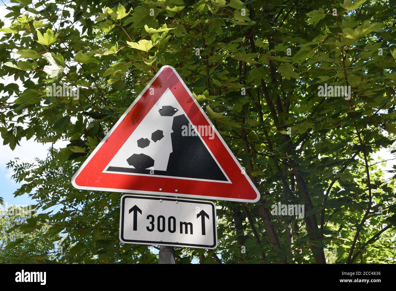 Panneau de signalisation rouge en triangle rouge, tombant des rochers ...