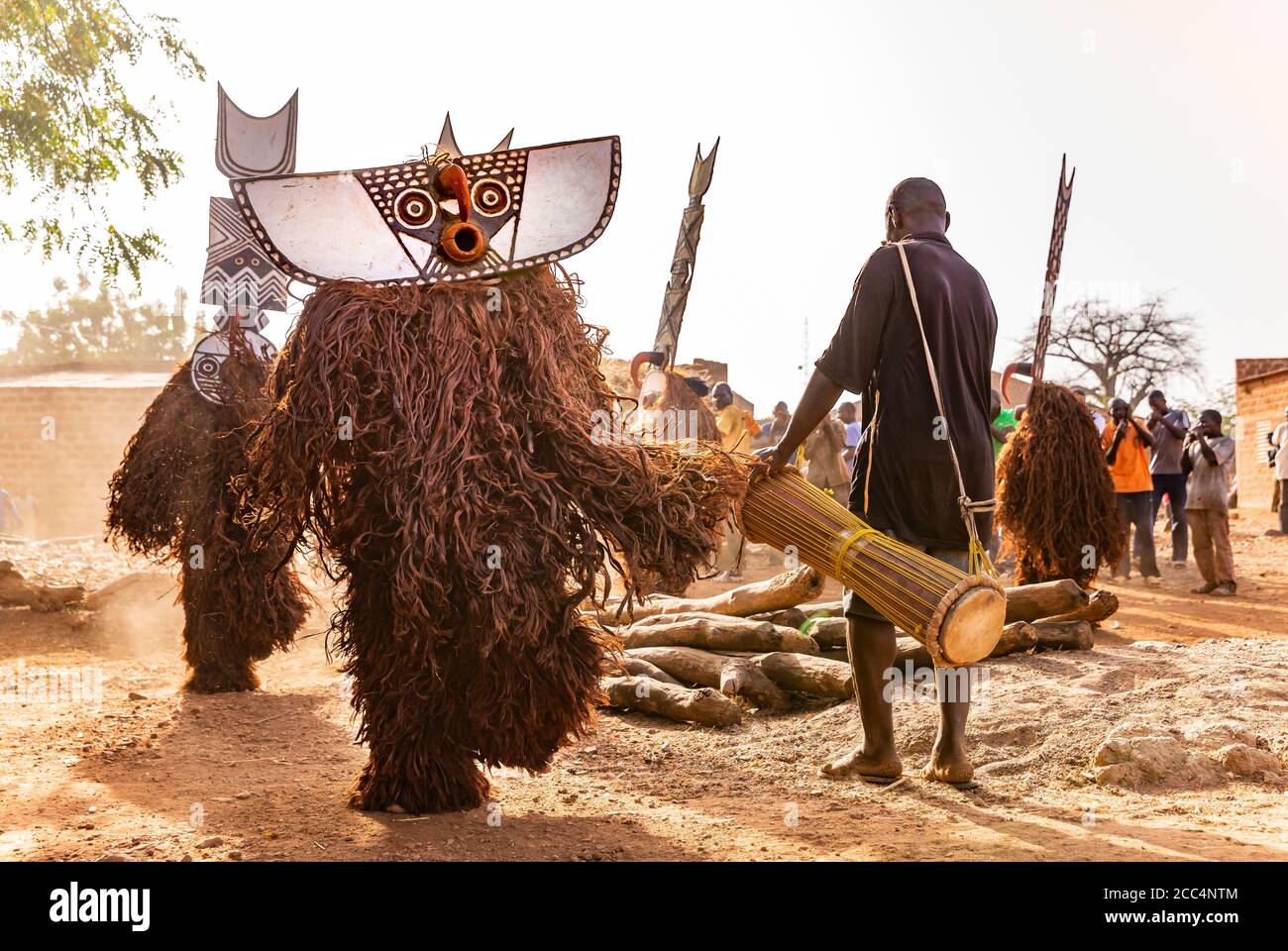 Danseuse avec UN masque de faucon du peuple Bwa, Burkina Faso Photo ...