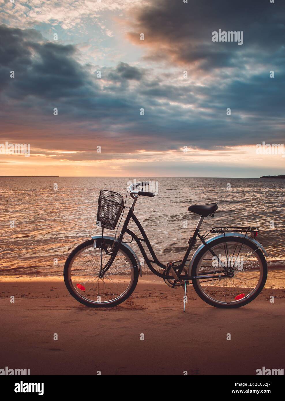 Balade vélo bord de mer Banque de photographies et d’images à haute ...