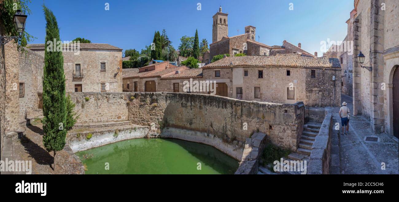 Trujillo, Espagne - 26 juin 2020 : visiteurs à l'Alberca, la citerne ...