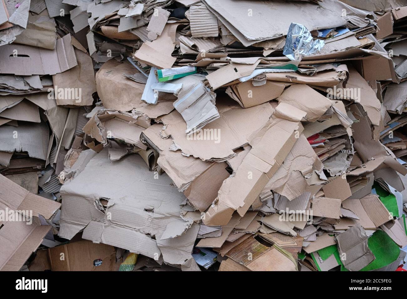 Papier déchets urbains pour recyclage. Le carton et les déchets de ...