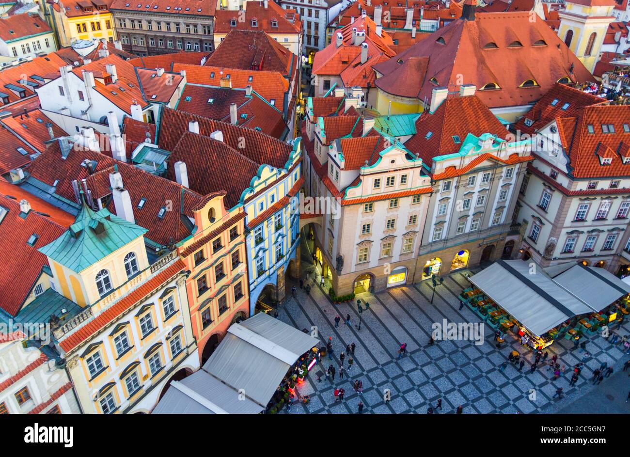 Toit En Tuiles Rouges Banque d'image et photos - Alamy