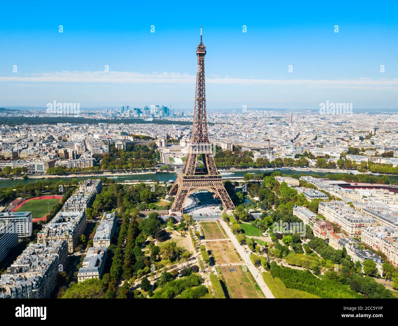 La Tour Eiffel ou la Tour Eiffel vue aérienne, est une tour en treillis en fer forgé sur le ...