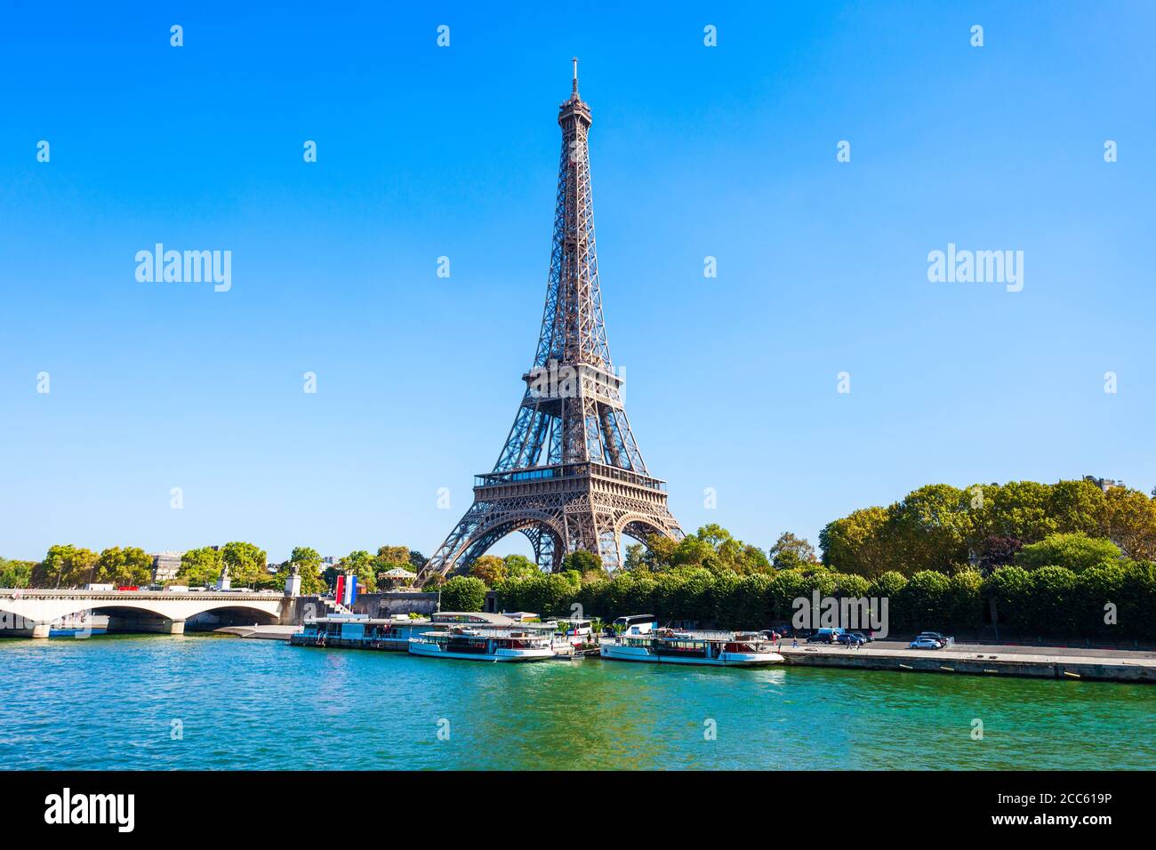 La Tour Eiffel ou la Tour Eiffel est une tour en treillis en fer forgé sur le Champ de Mars à ...