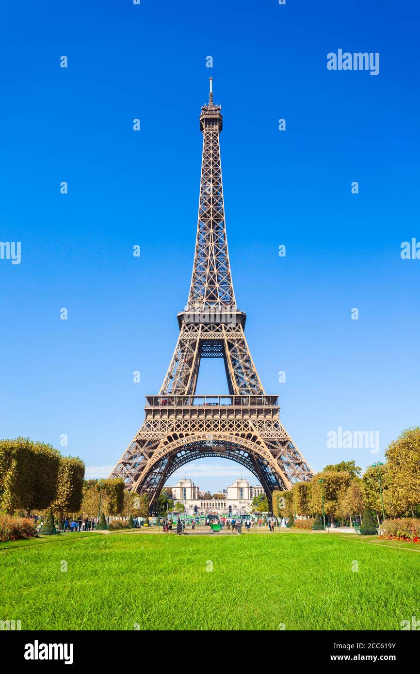 La Tour Eiffel ou la Tour Eiffel est une tour en treillis en fer forgé sur le Champ de Mars à ...