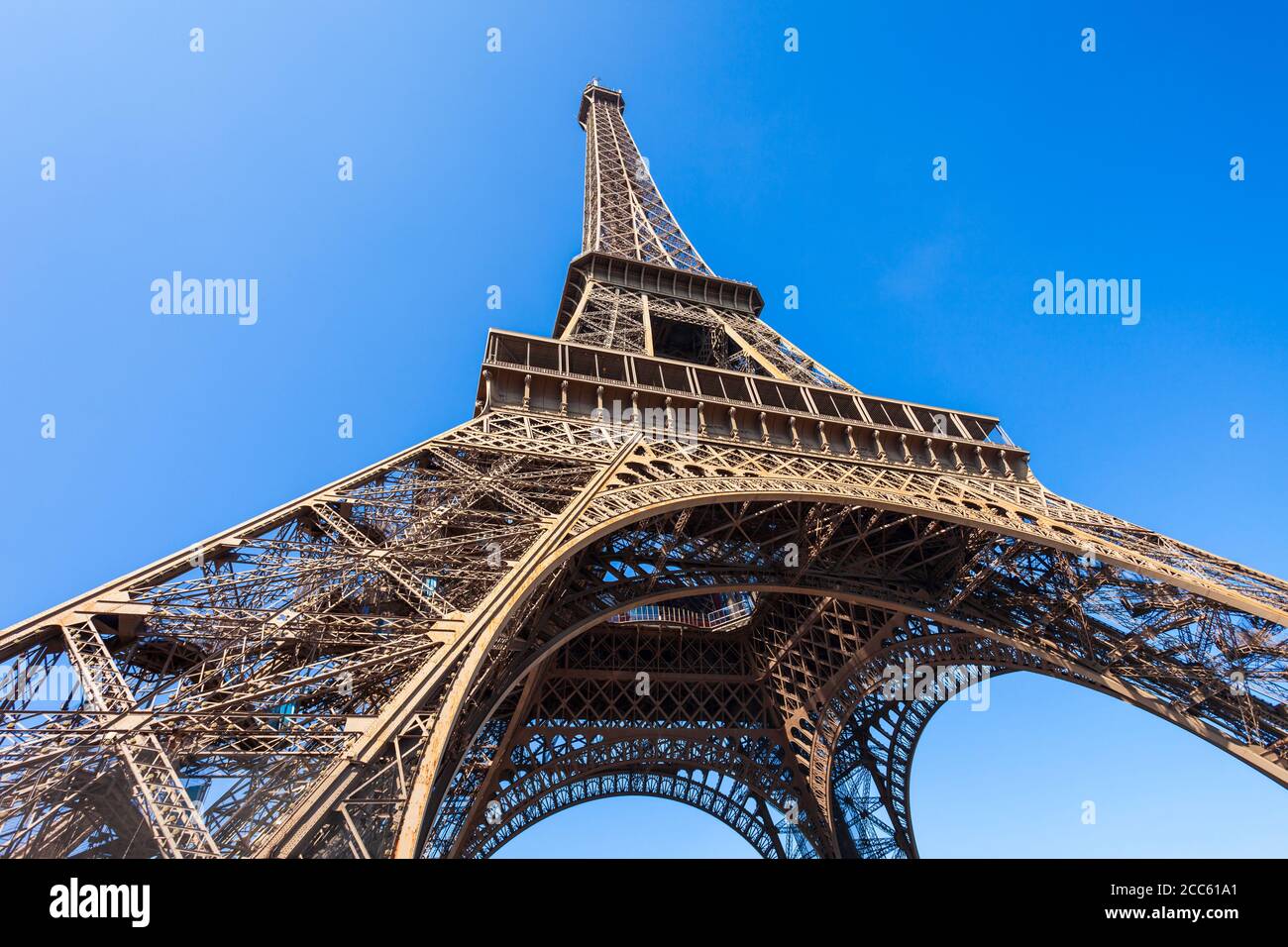 La Tour Eiffel ou la Tour Eiffel est une tour en treillis en fer forgé sur le Champ de Mars à ...