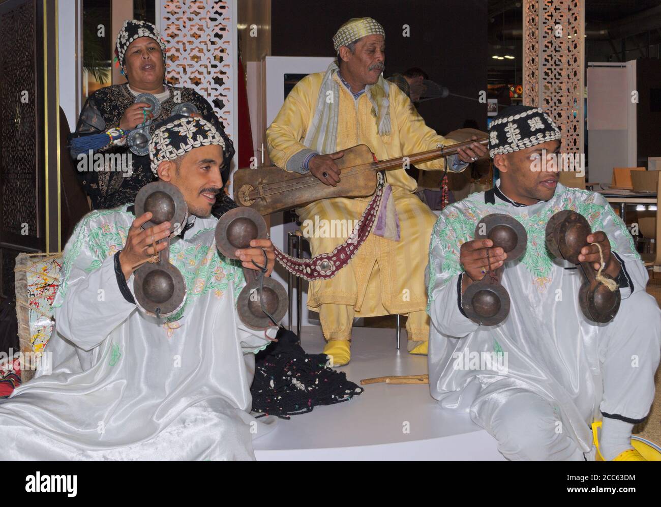 Costume traditionnel maroc Banque de photographies et d’images à haute ...