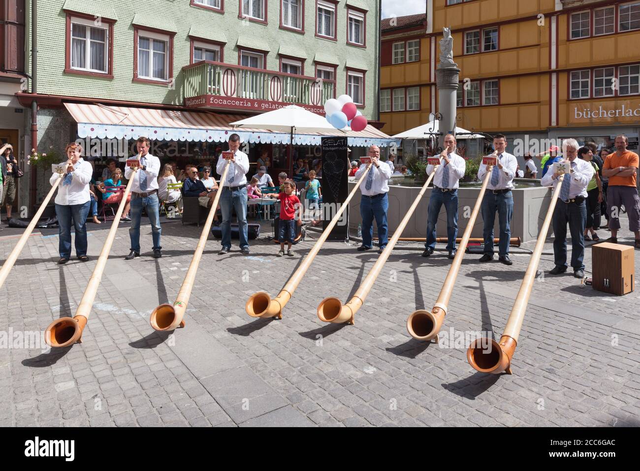 Souffler une corne suisse Banque de photographies et d’images à haute ...