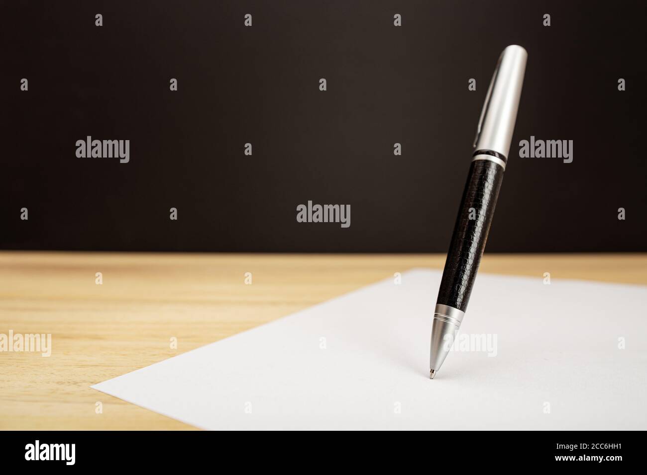 Stylo à bille et feuille de papier sur le bureau. Concept de travail ...