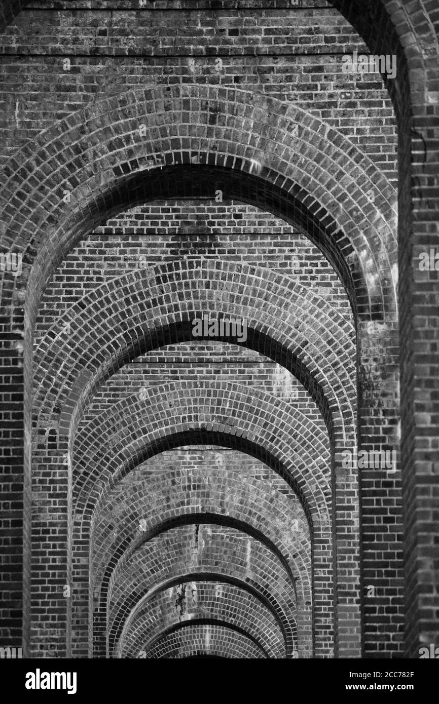 Vue à travers les arches du Viaduc de la vallée de l'Ouse (Viaduc de ...