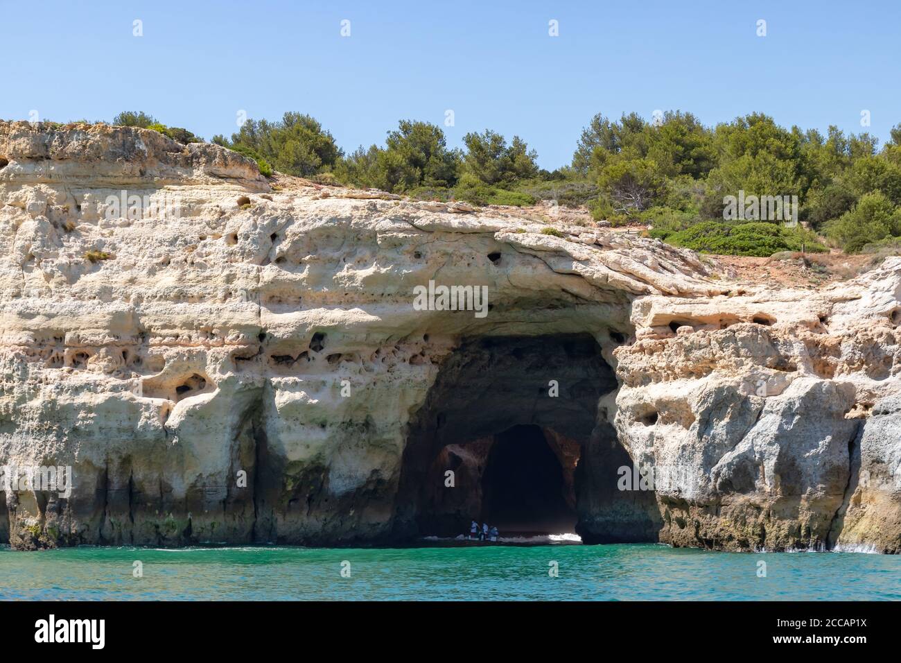 Grottes de Benagil du côté de la mer. Belle grotte de la mer naturelle ...