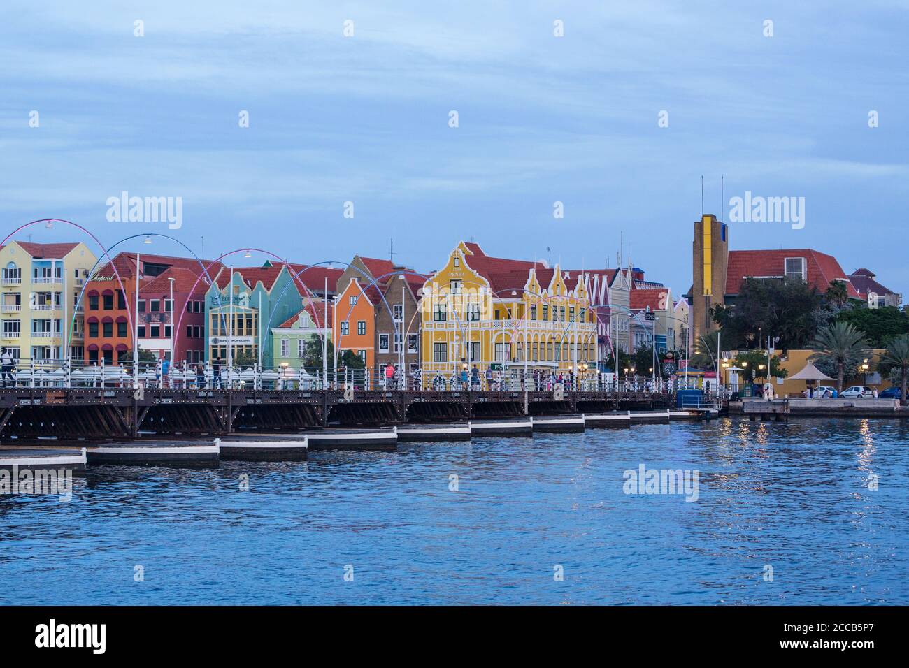 Une vue en soirée sur le pont Queen Emma, un pont ponton balançant ...