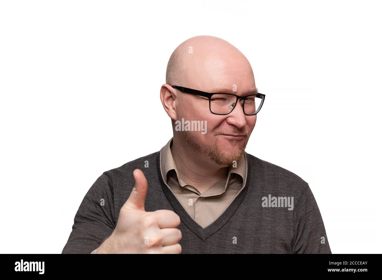 L'homme fait un clin d'œil et montre un signe de pouce vers le haut ...