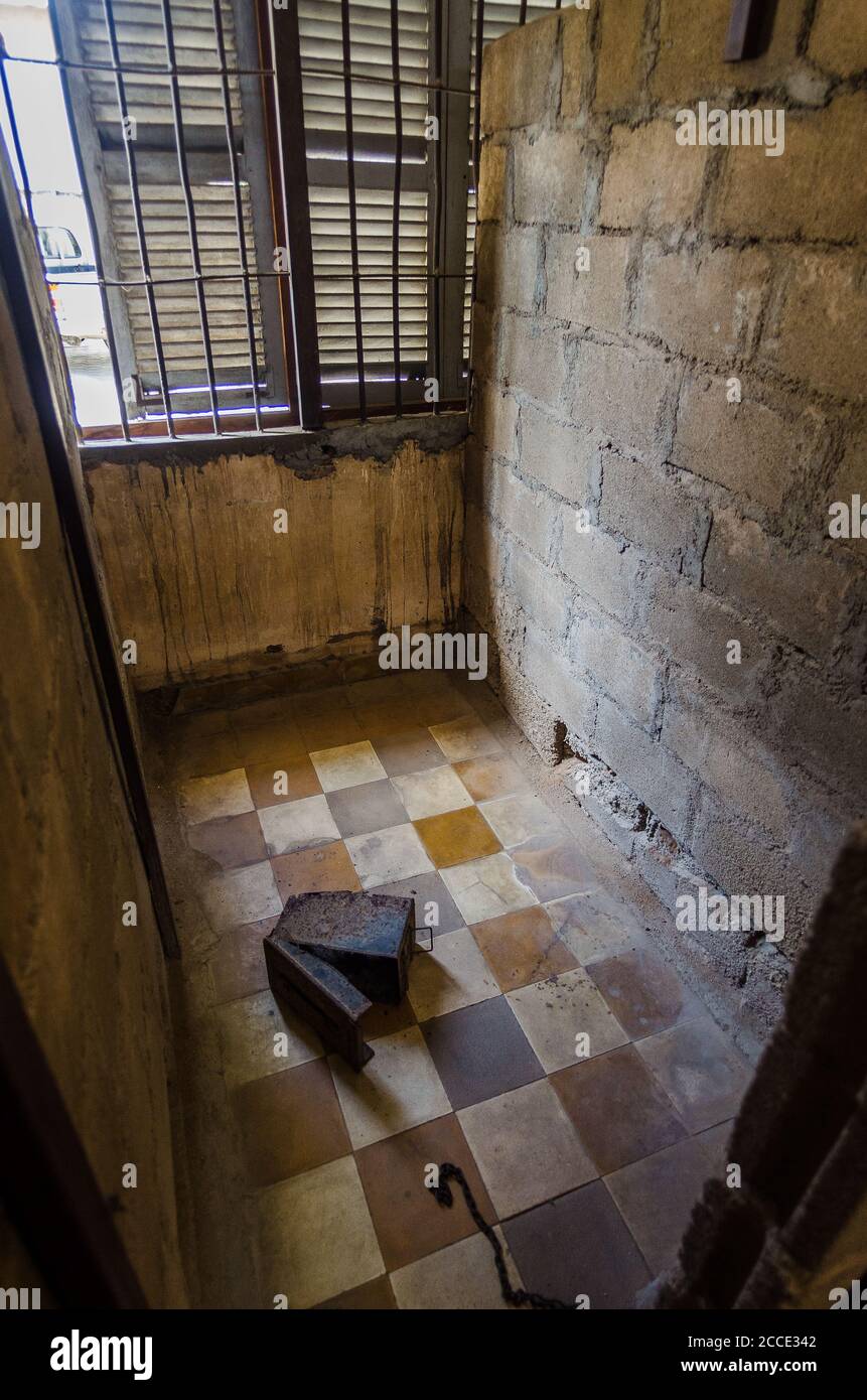 Cellule individuelle de la prison Tuol Sleng Genocide Museum, Phnom ...