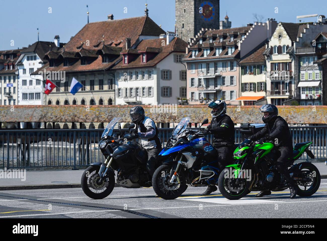 Une moto dans la circulation urbaine Banque de photographies et d ...