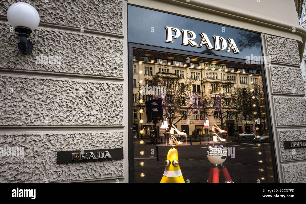 Prada logo Banque de photographies et d’images à haute résolution - Alamy
