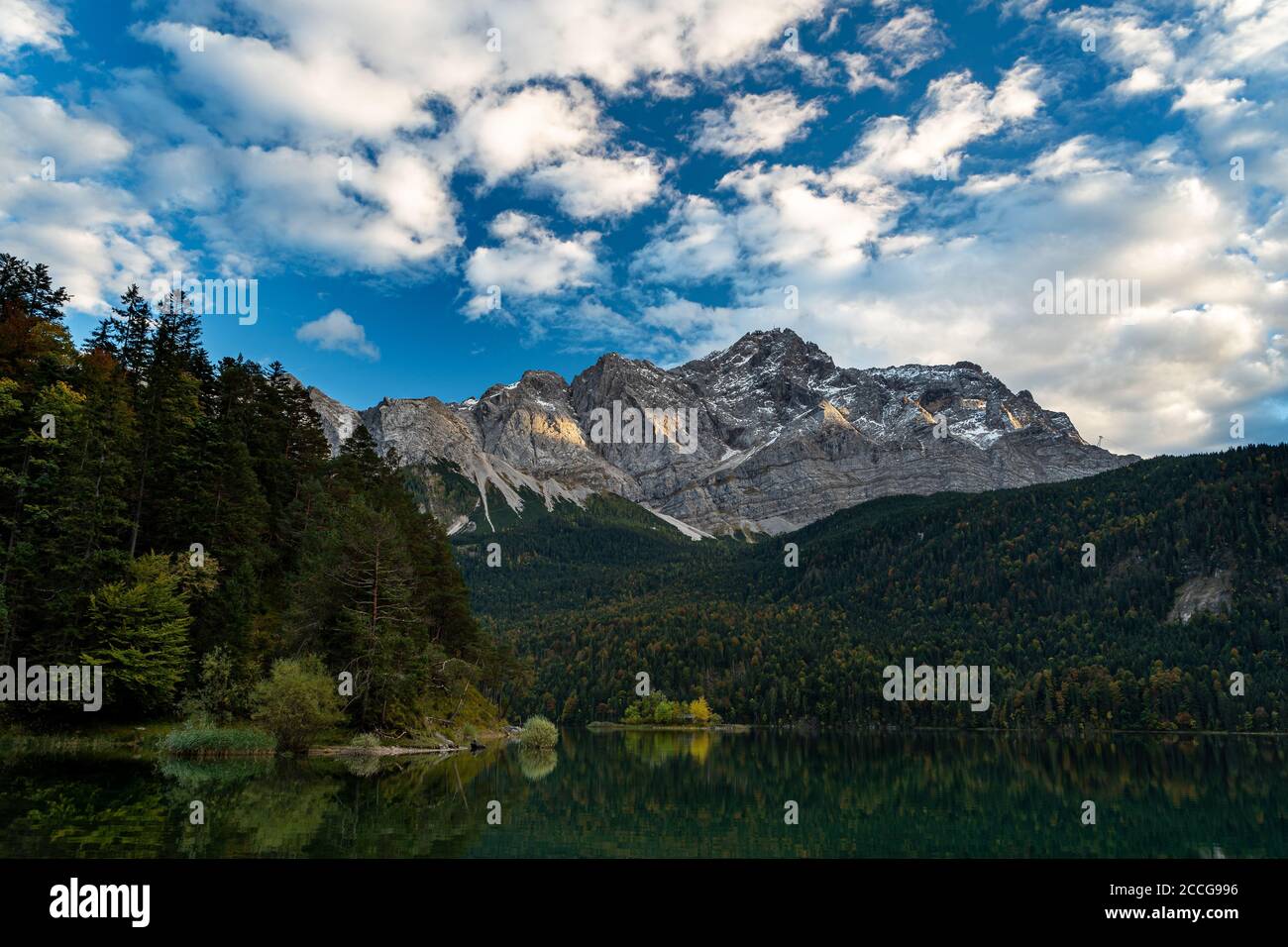 Zugspitze et wetterstein vont dans le lac eibsee Banque de photographies et d’images à haute ...