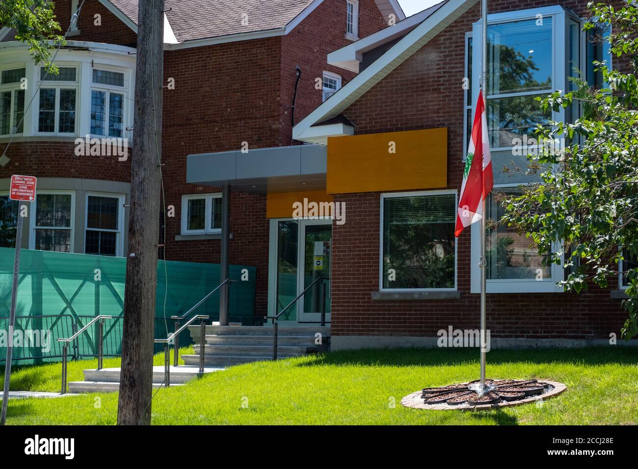 L'ambassade du Liban à Ottawa, au Canada, porte son drapeau national en ...