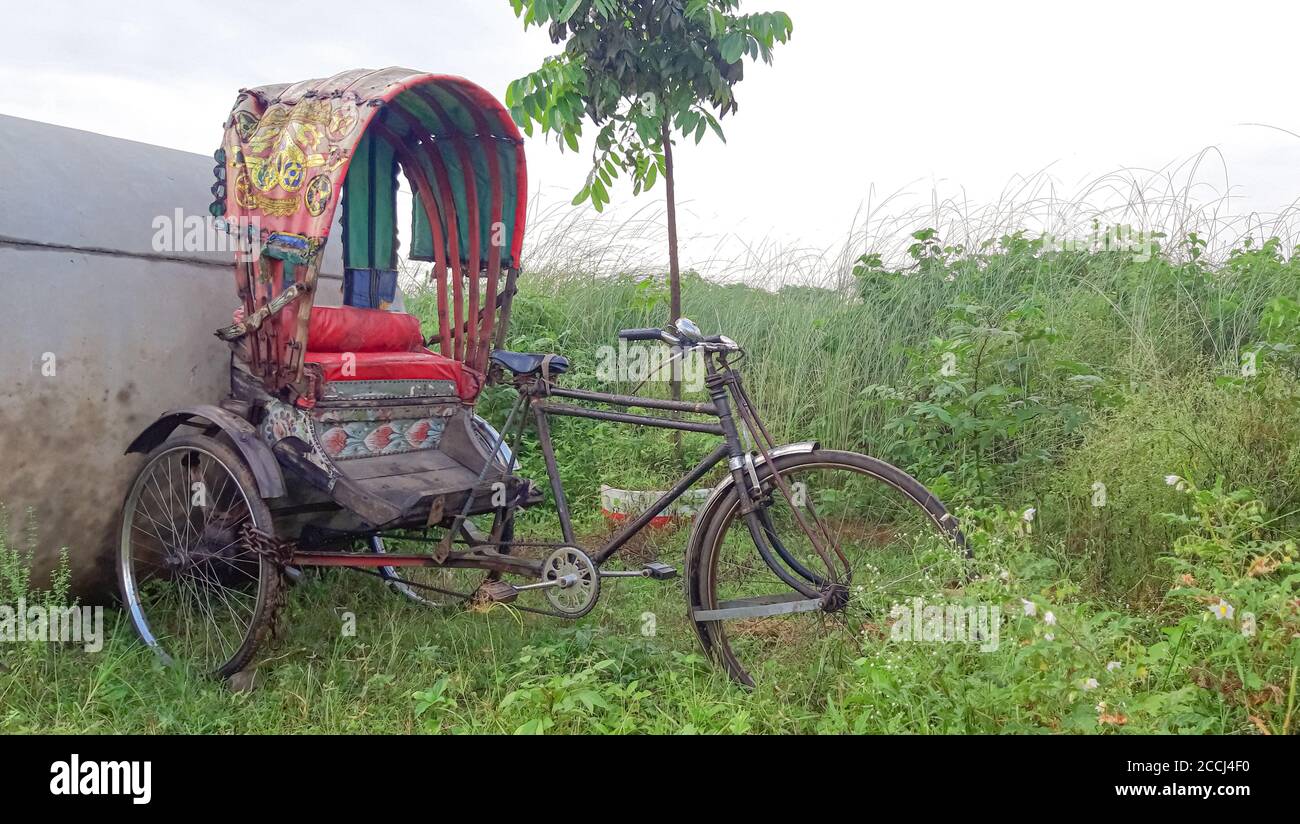 Le pousse-pousse à vélo est un petit transport. Les pousse-pousse à ...