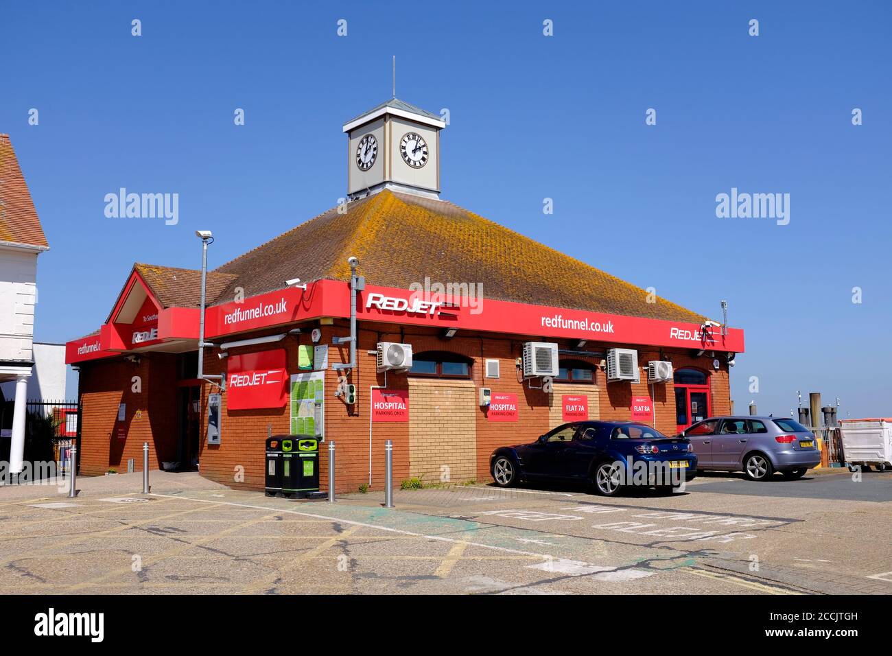 Red funnel ferry terminal Banque de photographies et d’images à haute ...