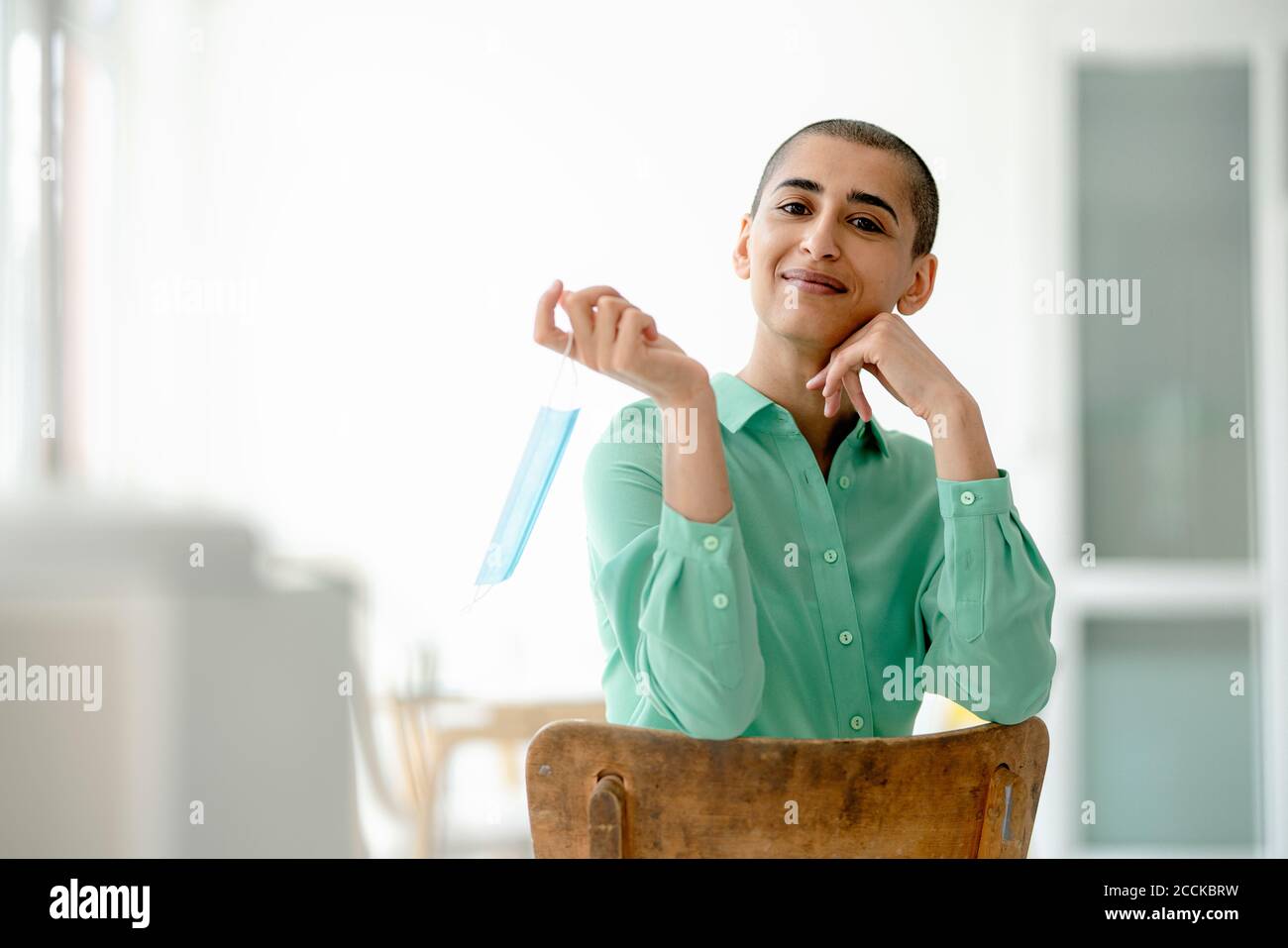 Femme Assise De Face Sur Une Chaise Banque De Photographies Et Dimages