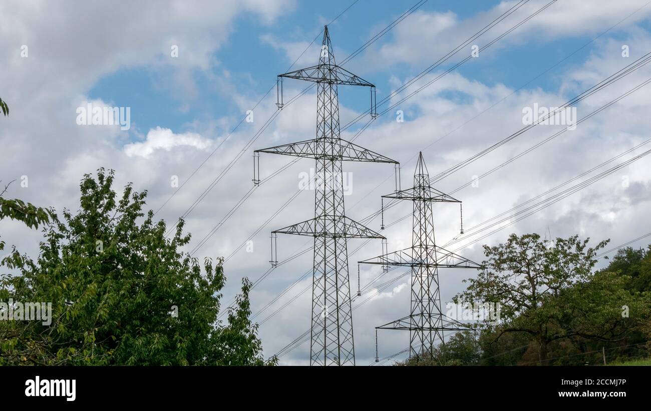 High voltage pylons Banque de photographies et d’images à haute ...