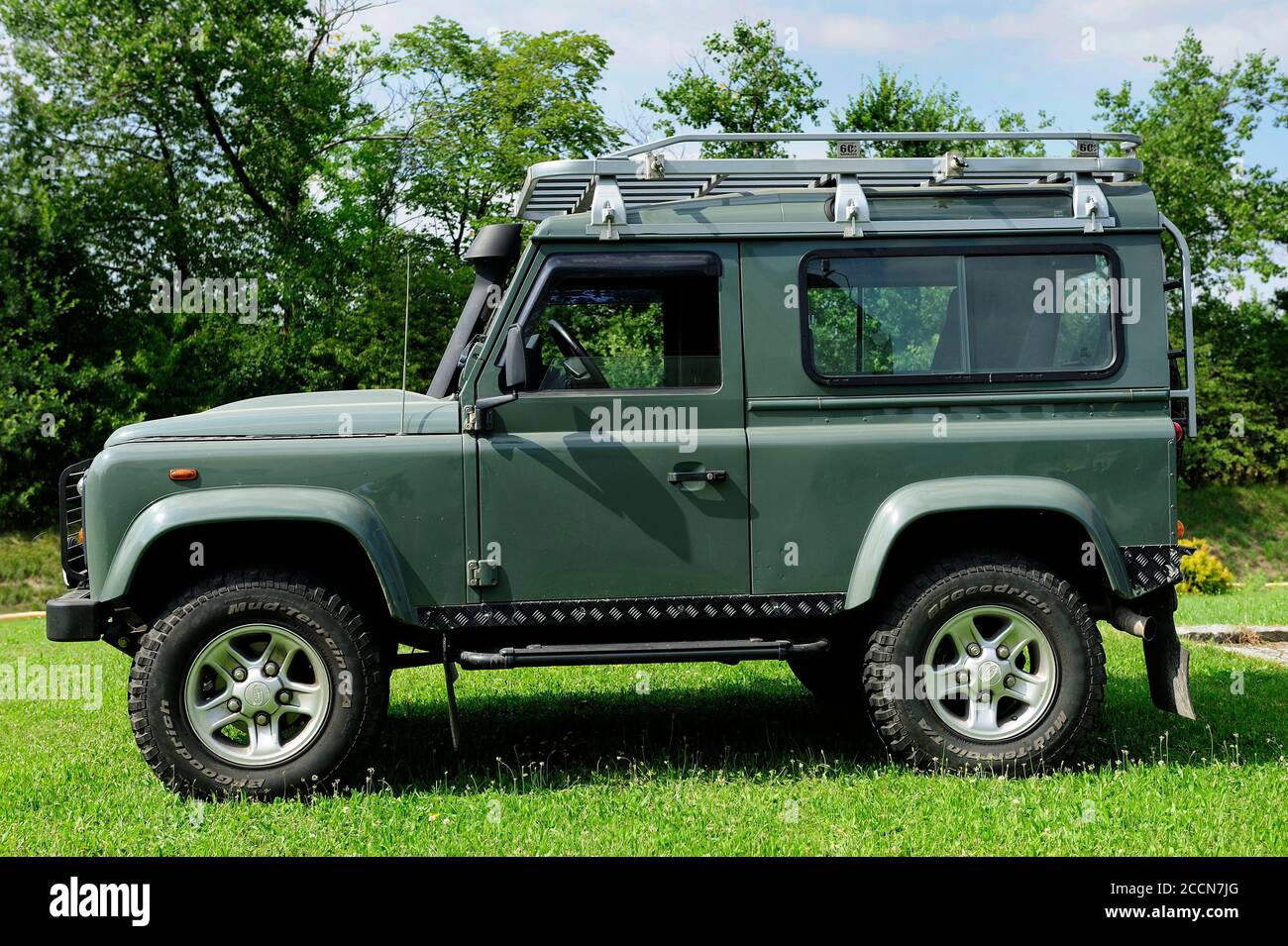 Land rover defender 90 Banque de photographies et d’images à haute ...