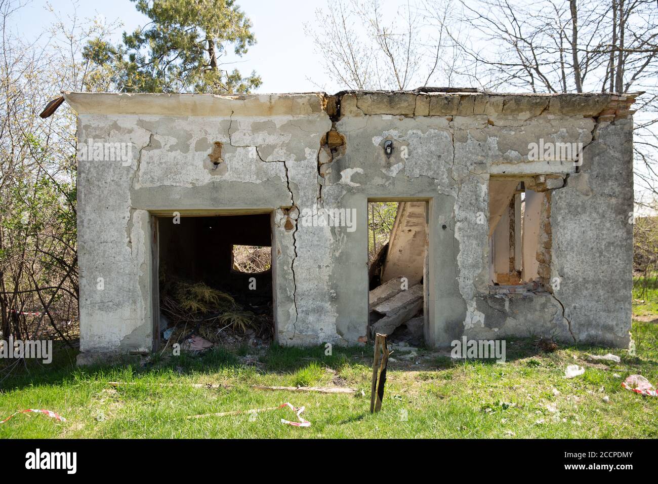 Ancienne maison abandonnée en ruines. Autour de la maison a grandi des ...