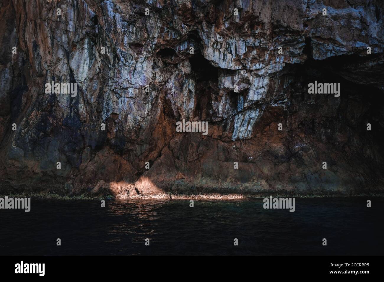 L'eau de l'océan dans la magnifique grotte rocheuse - super pour fonds ...