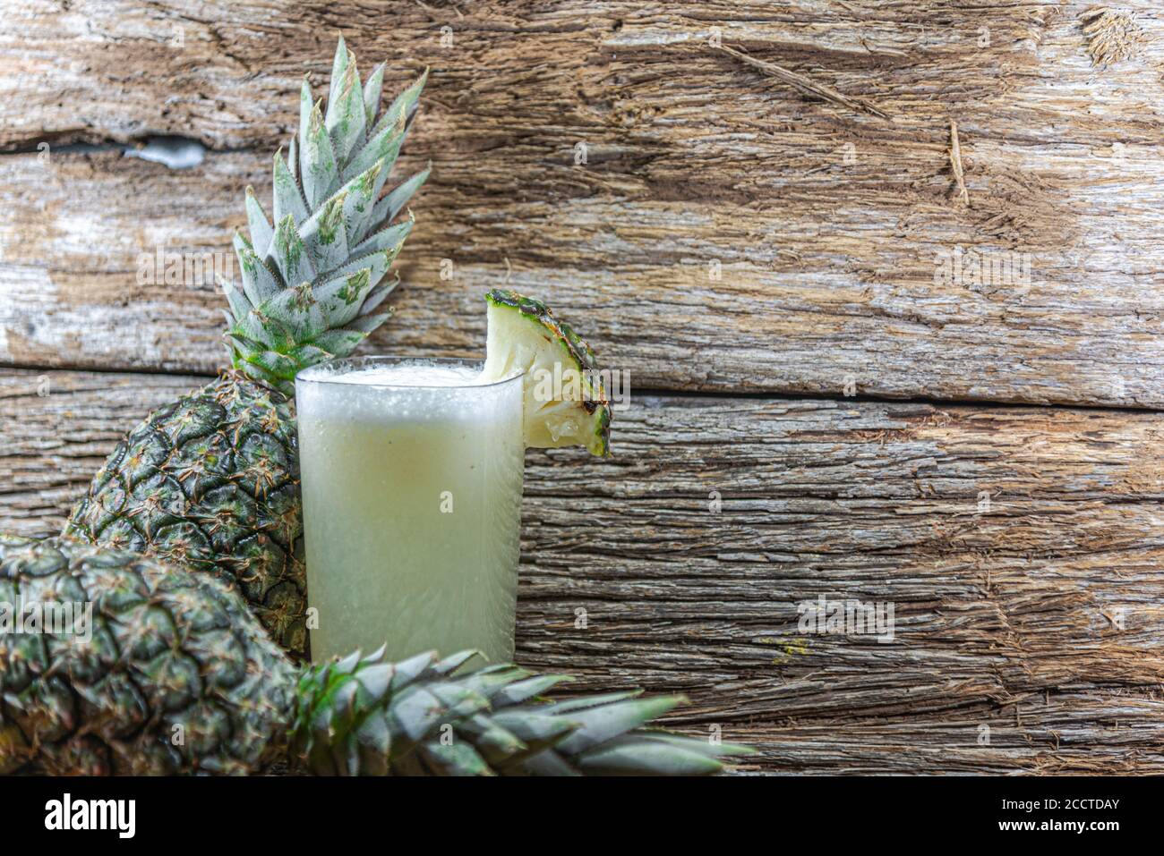 Jus d'ananas (Ananas comosus). Fruits tropicaux. Boisson riche en ...