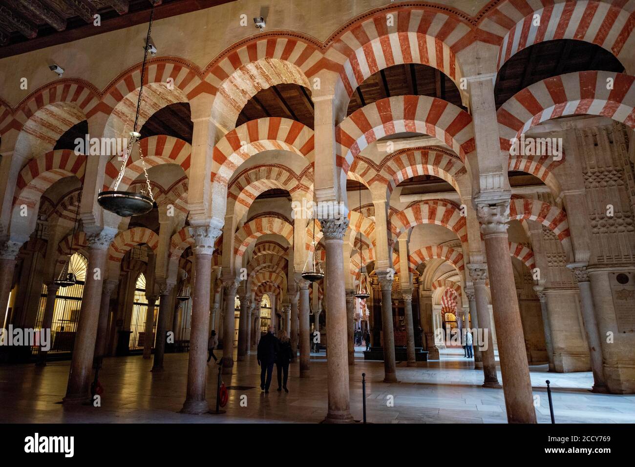 Hall à colonnes avec arcades en style mauresque, salle de prière de l ...
