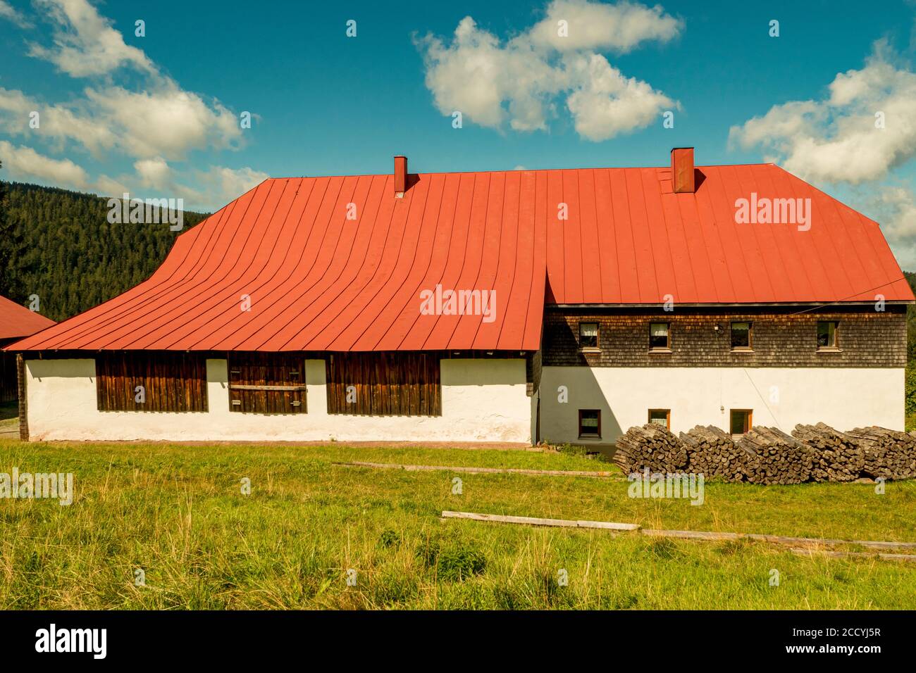 Bungalow blanc avec toit rouge Banque de photographies et d’images à ...