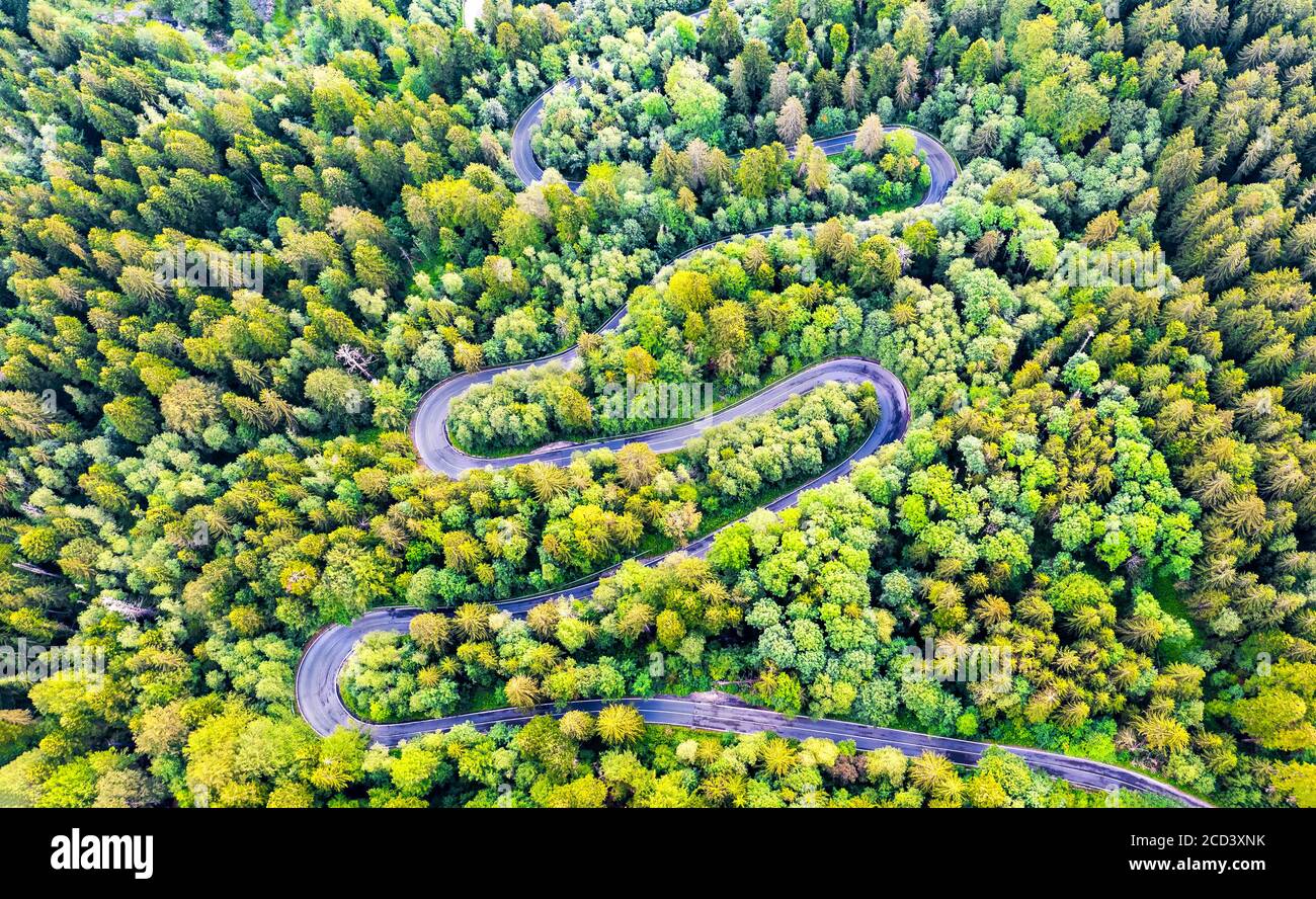 Route Sinueuse Montagne Drone Banque d'image et photos - Alamy