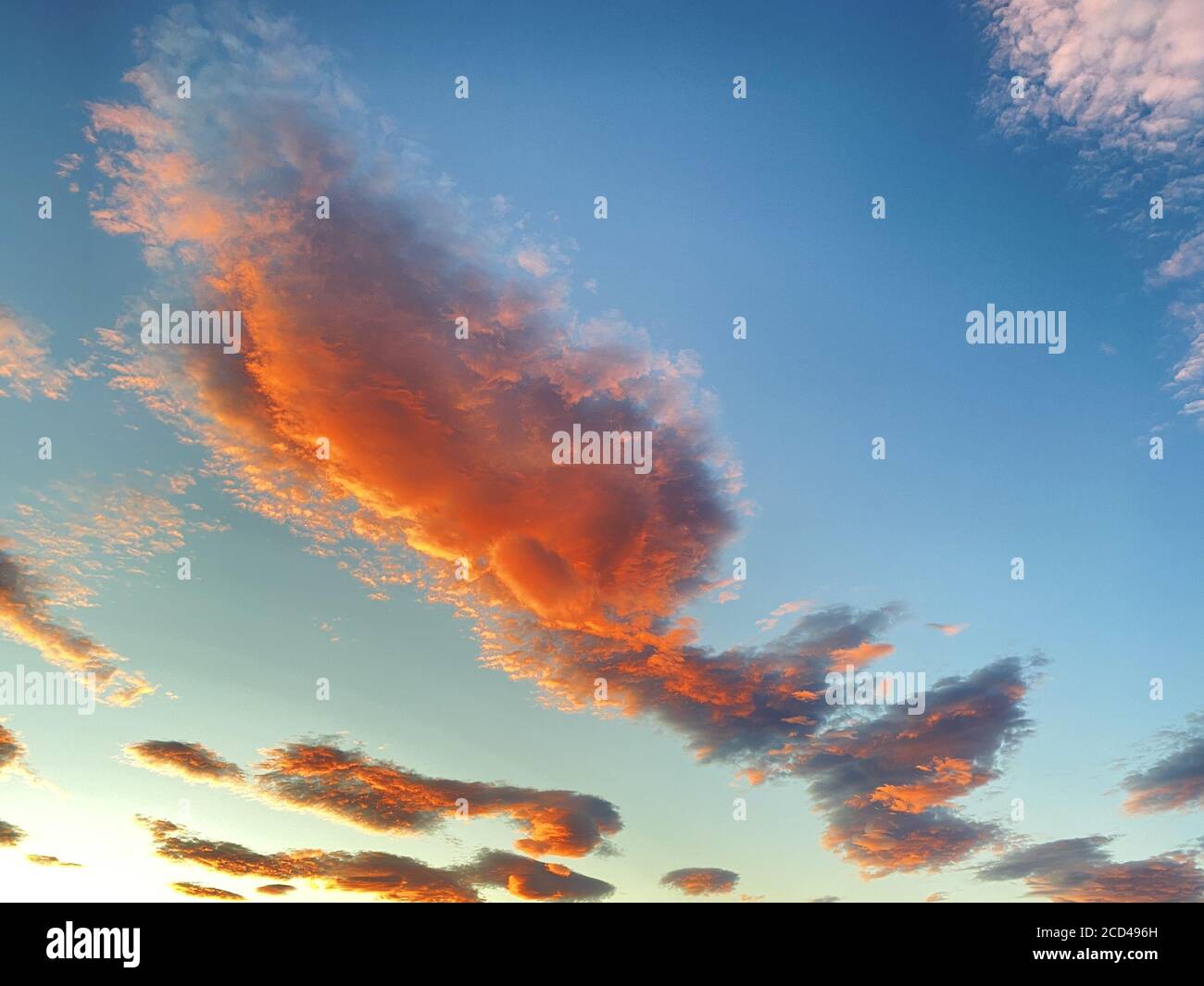 Prise de vue à angle bas d'un ciel bleu nuageux pendant un beau coucher ...