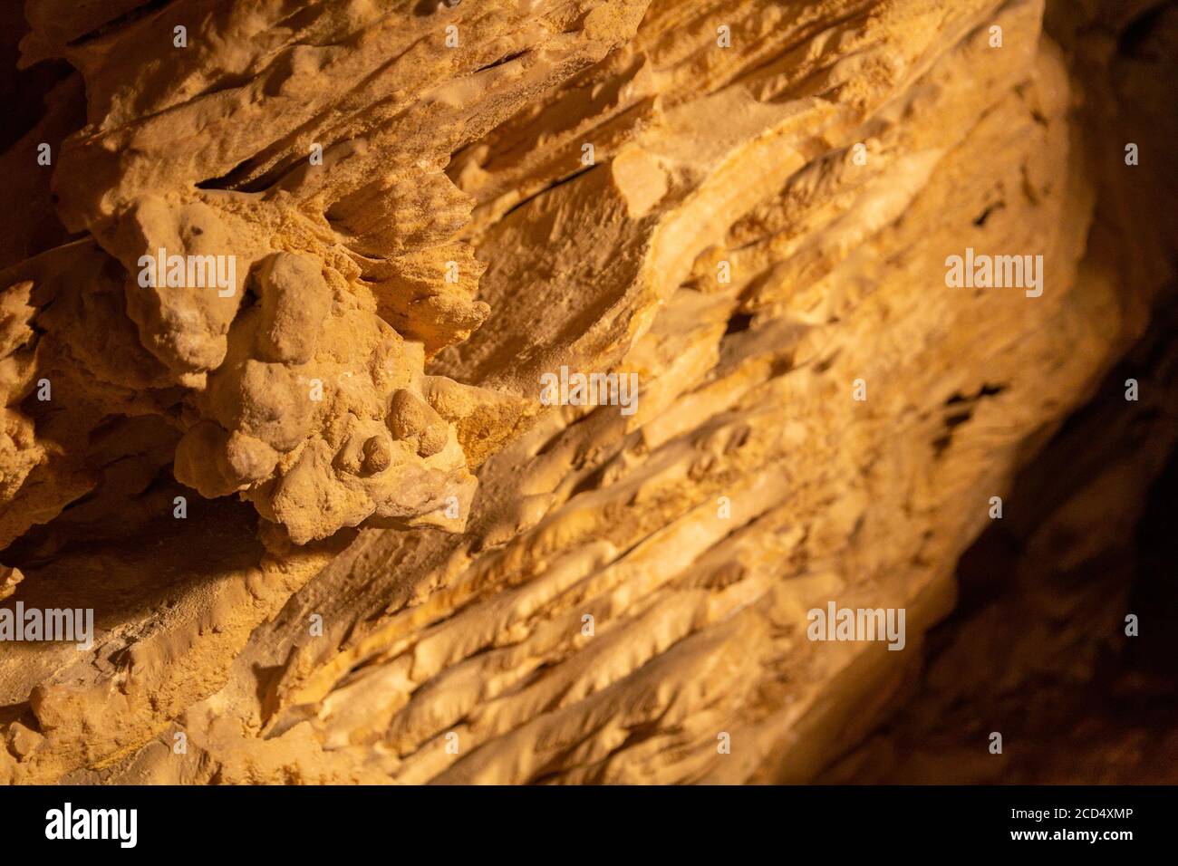 Ancienne décoration en pierre de grotte. Grotte souterraine unique ...