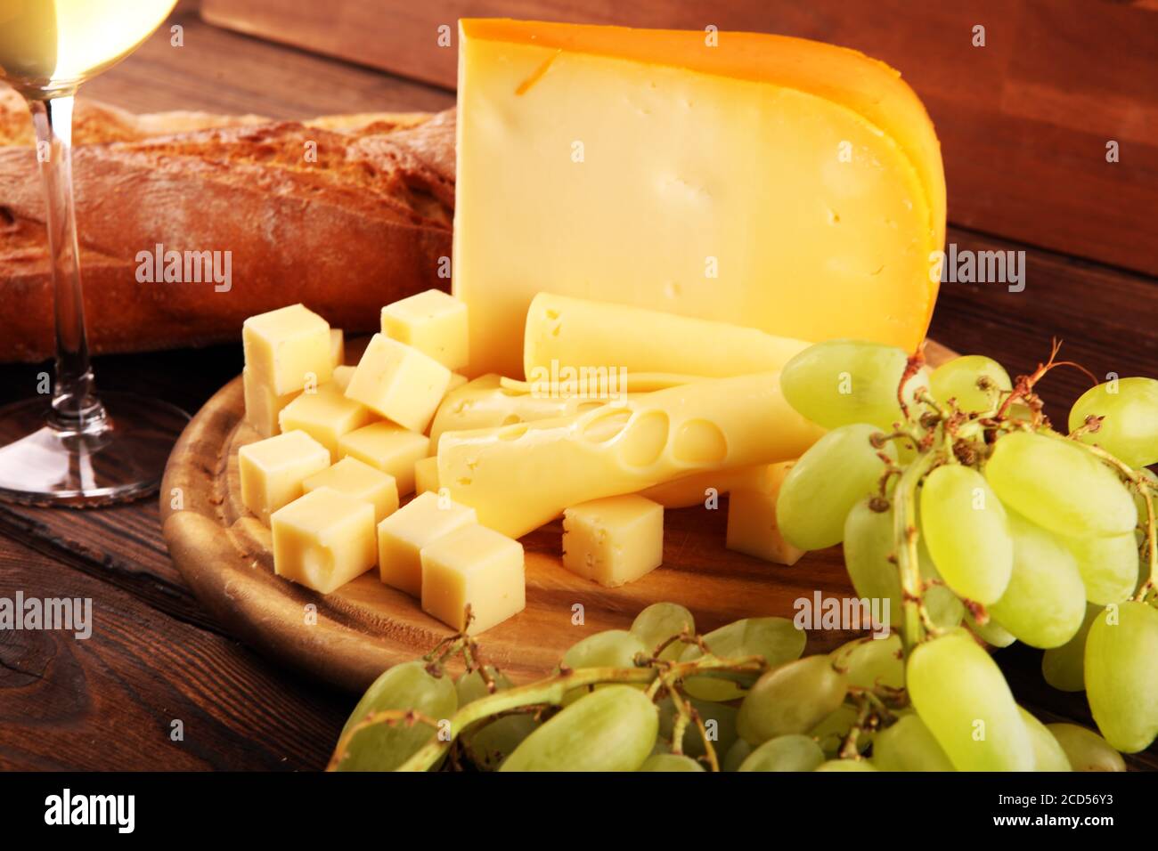 Différentes sortes de fromages. Plateau de fromages avec différents ...