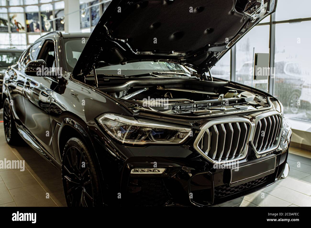 nouvelle voiture de classe affaires avec capot ouvert dans la ...