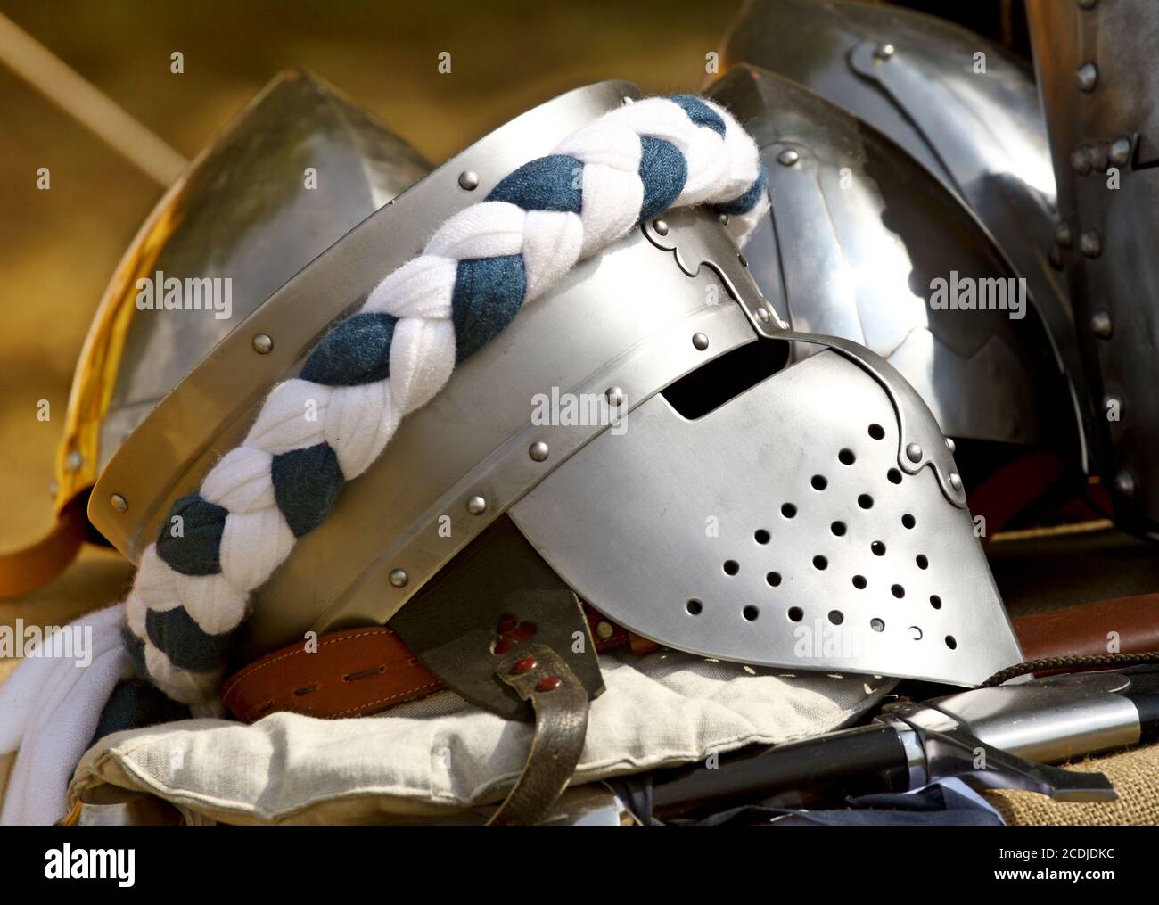 Ancient helmet Banque de photographies et d’images à haute résolution ...