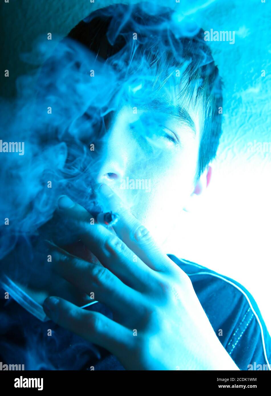 Homme malade qui fume Banque de photographies et d’images à haute ...