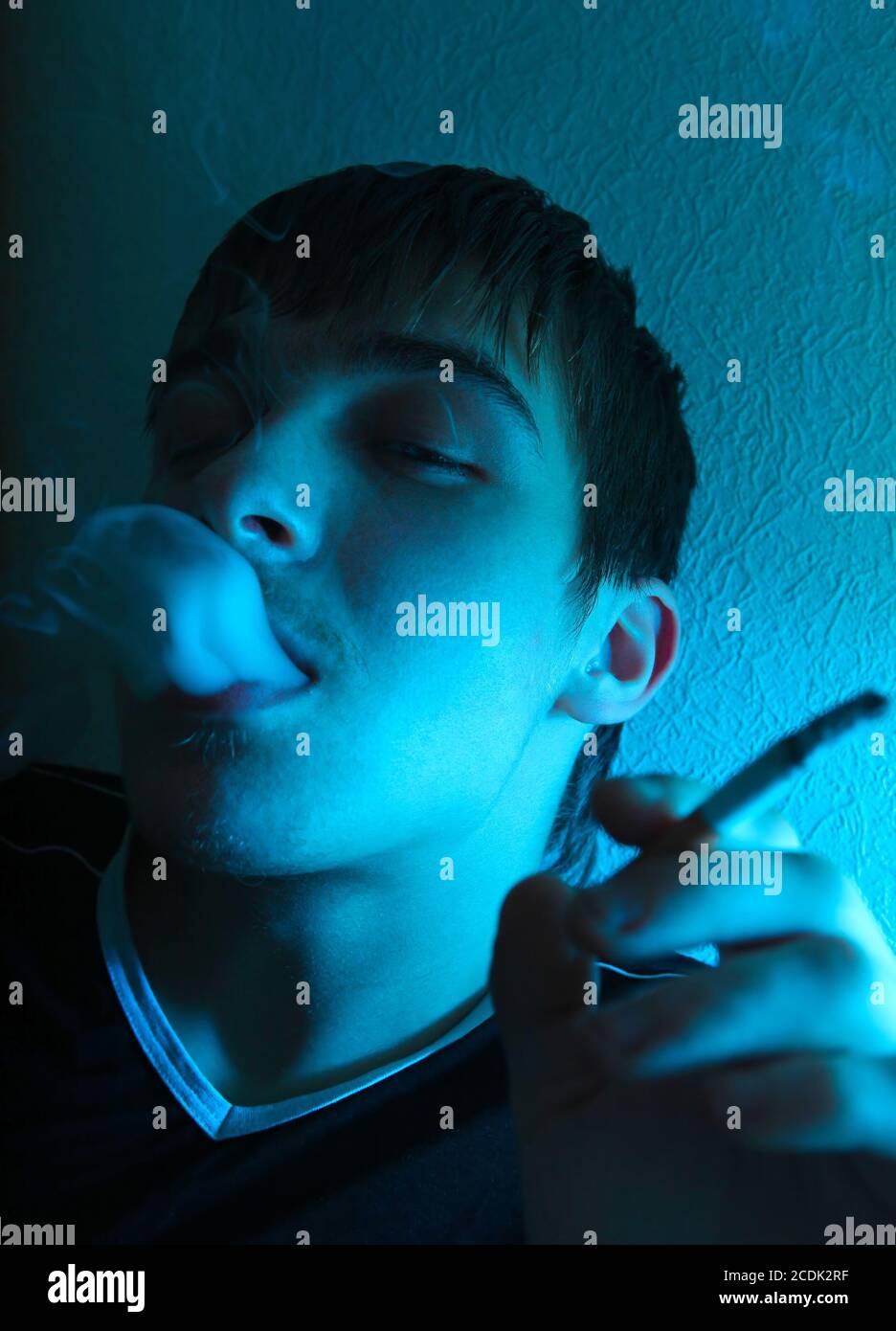 Homme malade qui fume Banque de photographies et d’images à haute ...