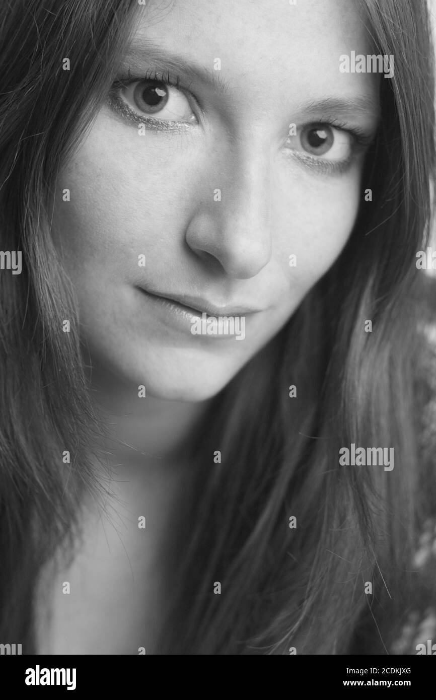 Fille Rousse Yeux Verts Banque Dimages Noir Et Blanc Alamy