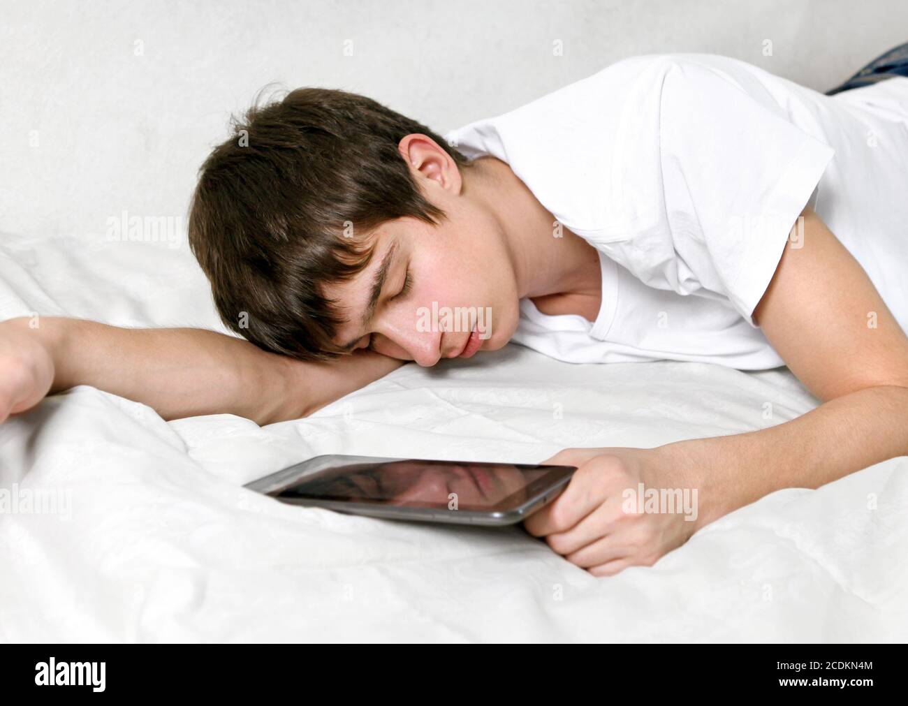 Homme dort sofa Banque de photographies et d’images à haute résolution ...