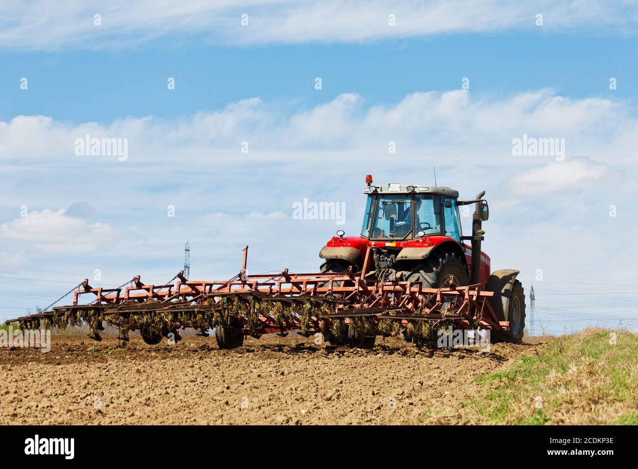 Farmer labourer le champ. Cultiver le tracteur dans le champ. Tracteur ...