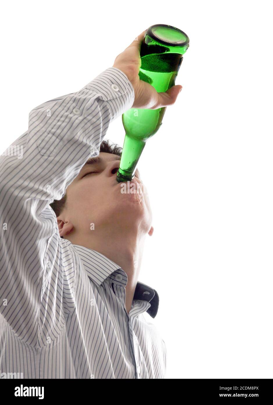 Jeune qui boit Banque de photographies et d’images à haute résolution ...