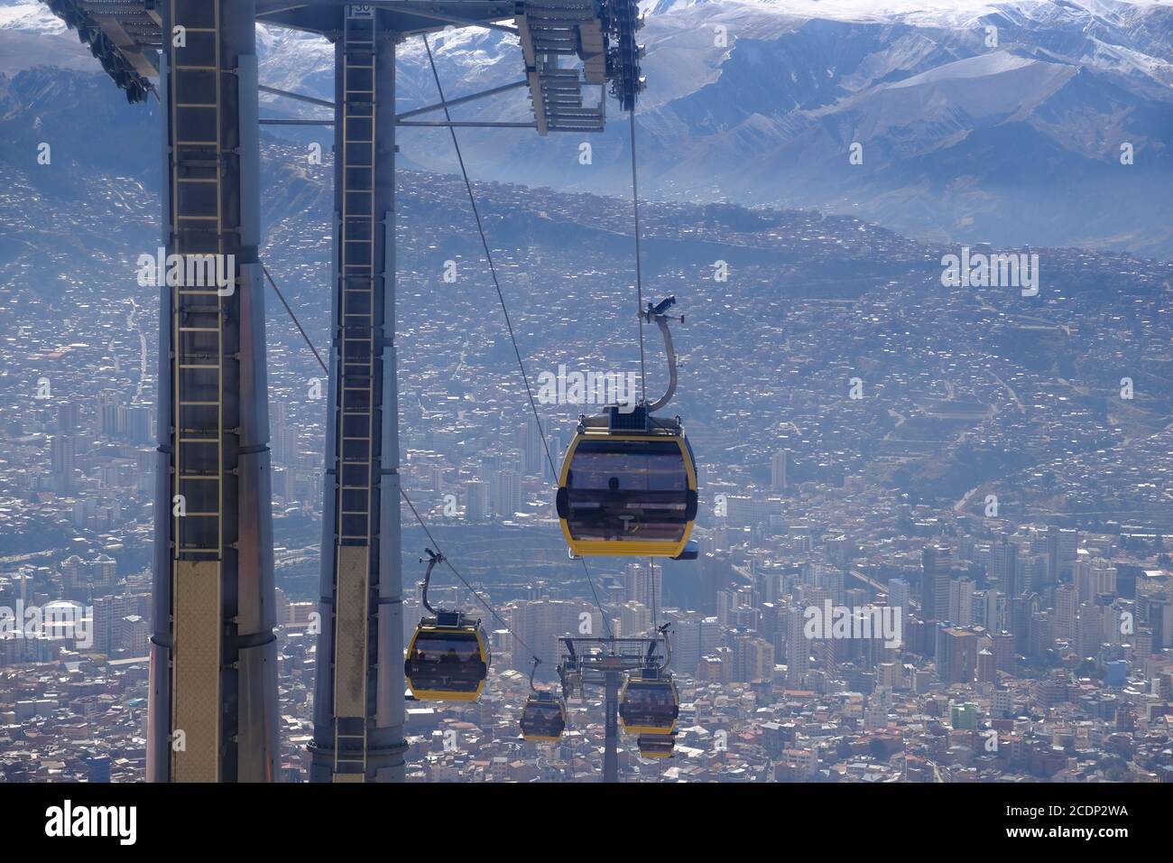 Linea amarilla Banque de photographies et d’images à haute résolution ...