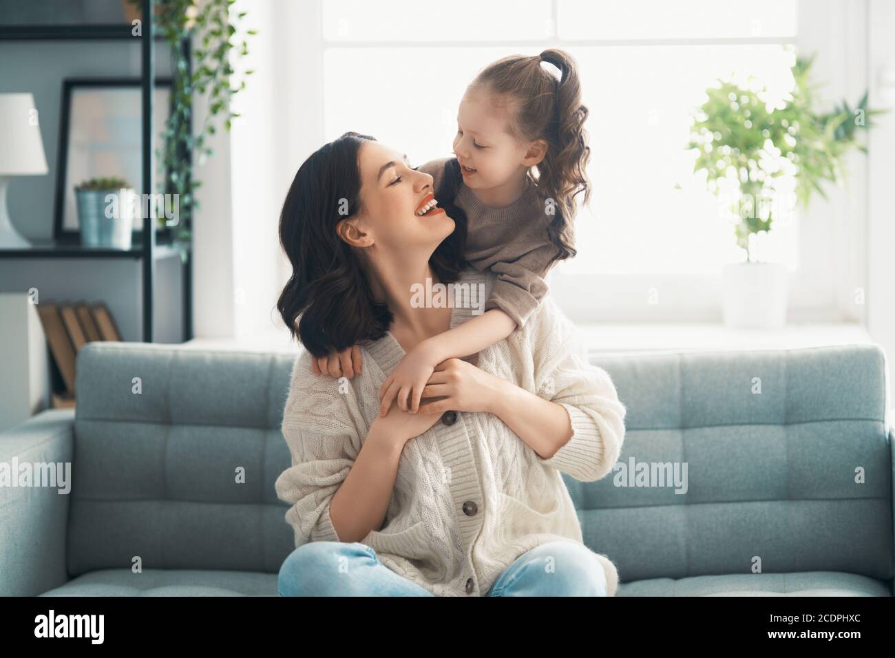 Bonne fête des mères ! Maman et sa fille fille fille fille jouent, sourient et embrasent ...