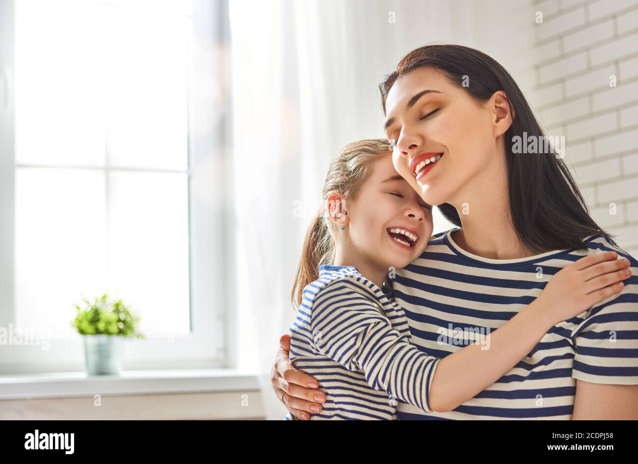 Bonne fête des mères ! Maman et sa fille fille fille fille jouent, sourient et embrasent ...