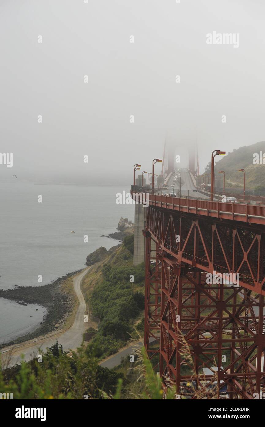 Golden gate bridge fog Banque de photographies et d’images à haute ...