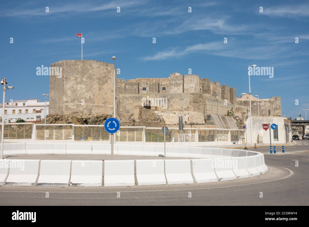 Tarifa Espagne. Rond-point et entrée au port de Tarifa, Château de ...